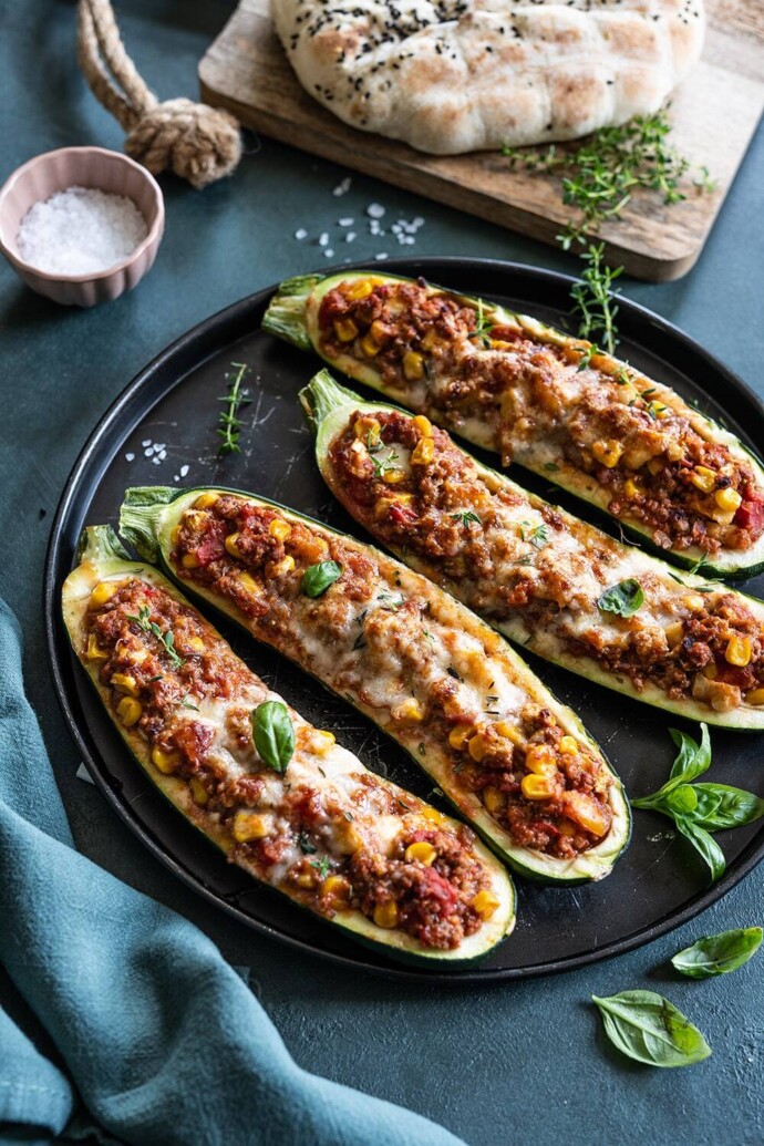 Gefüllte Zucchini mit Hackfleisch - mediterran, lecker - Home and Herbs