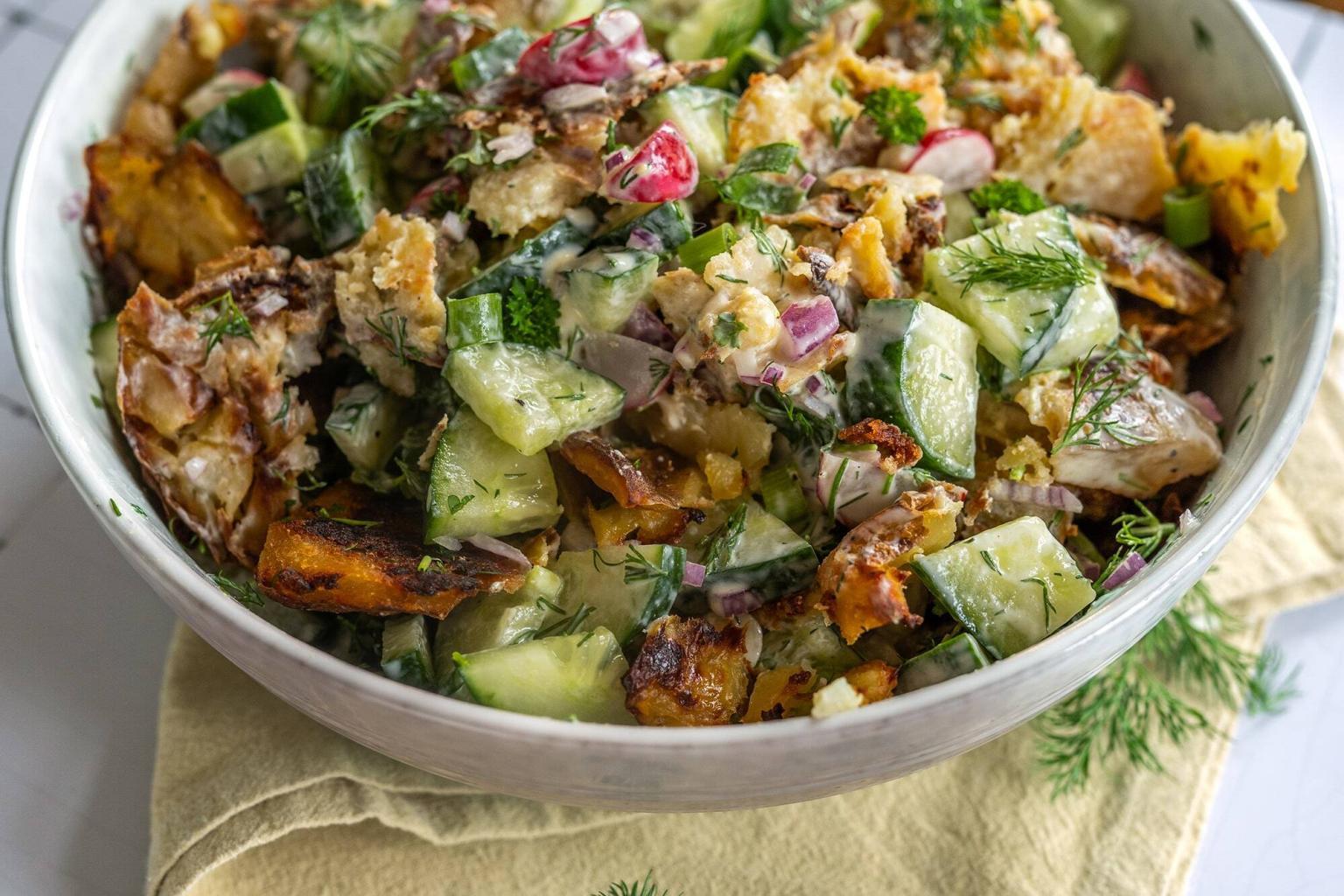 Knuspriger Kartoffelsalat mit Gurke (Smashed Potato Salad) - Home and Herbs